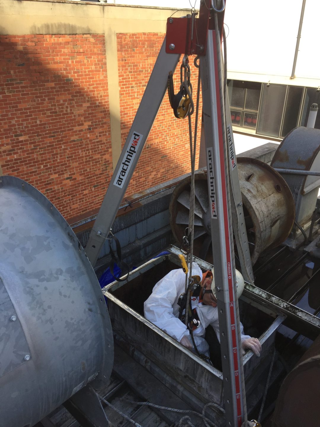 Internal cleaning of a grease extraction riser shaft. - Ropepro High ...